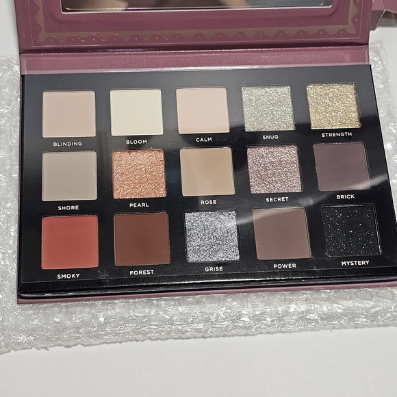 Ace Beaute | Makeup | New Ace Beaut Smoky Roses Eyeshadow Palette ...